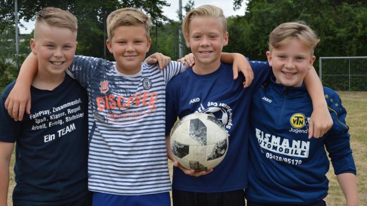 Silas, Tom, Keno und Leon bemängeln harten Boden