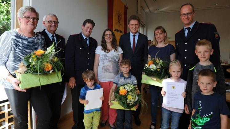 Führungskräfte der Lingener Feuerwehren für sechs weitere