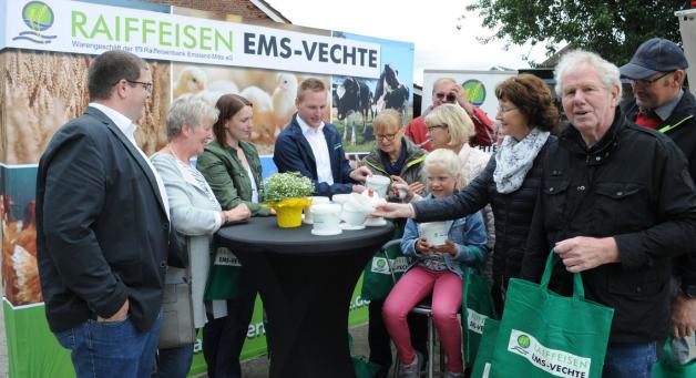 200 Gäste frühstücken auf einem Bauernhof in Lathen