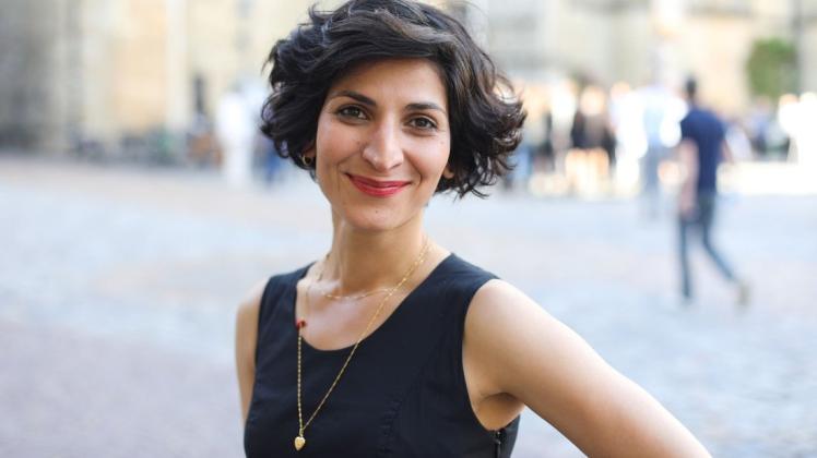 Schauspielerin Neda Rahmanian präsentiert beim