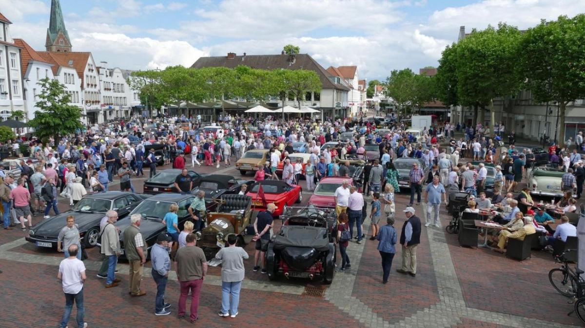 Herausgeputzte Oldtimer in Lingen eine
