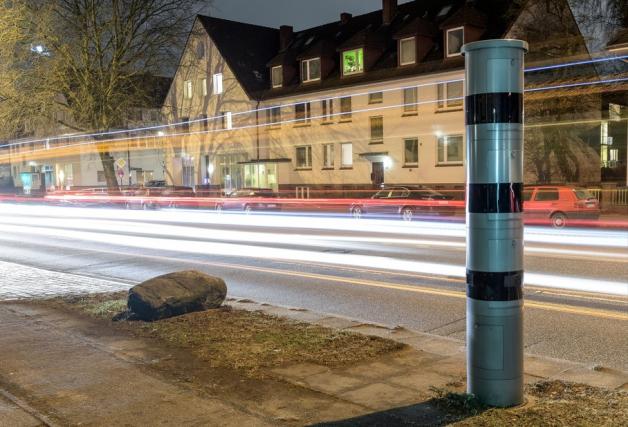 "Blaue Blitzer"? Das steckt hinter den Säulen am Straßenrand | NOZ