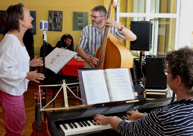 Oldtimerfreunde bewundern in Wimmer Schätzchen aller