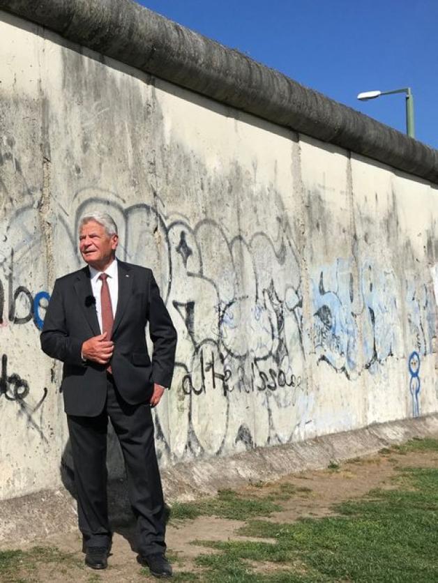 Im ZDF: 30 Jahre Mauerfall: Joachim Gauck sucht die Einheit