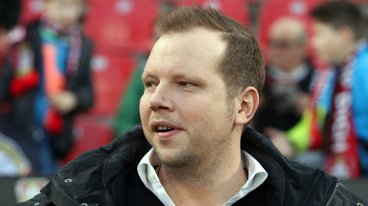Fußball-Kommentator Wolff Fuss gibt während Spiel ein Selfie