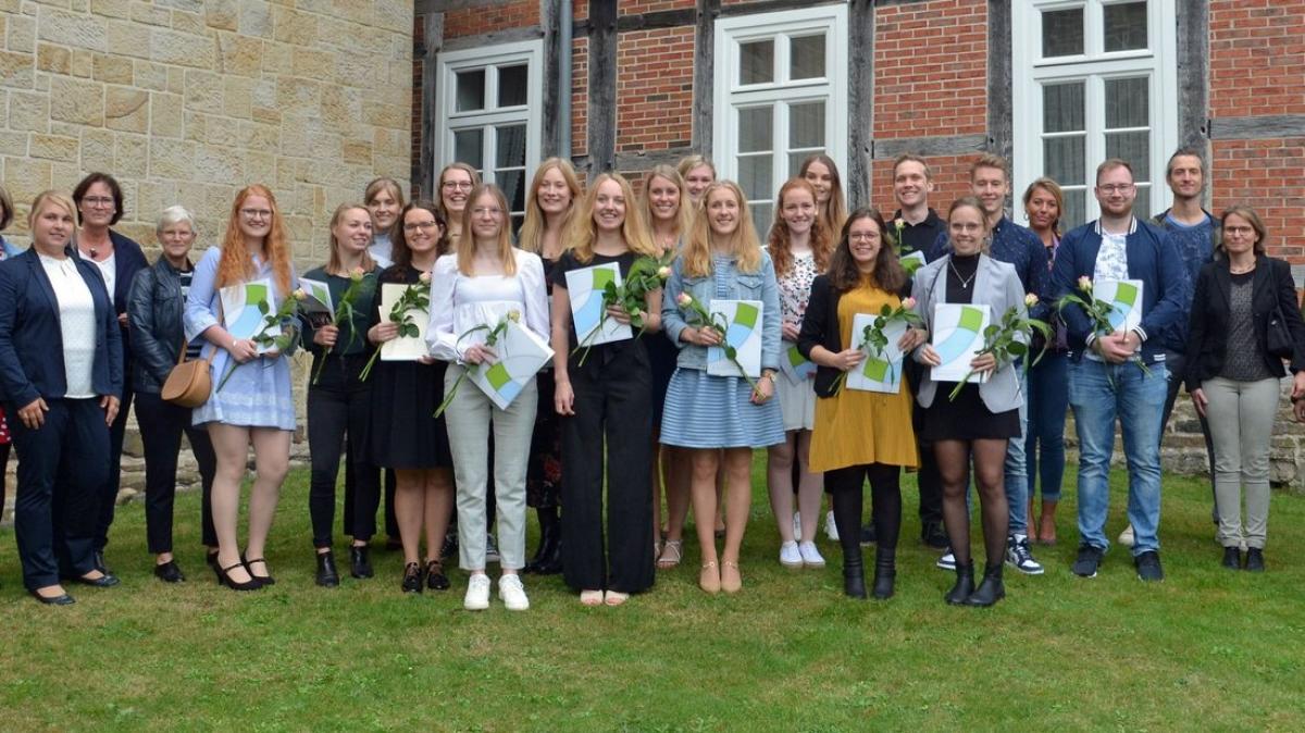 Das sind die 18 Absolventen der Physiotherapieschule in