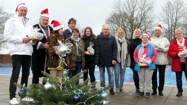 Bürgermeisterin löst im Bohmter Freibad Wette