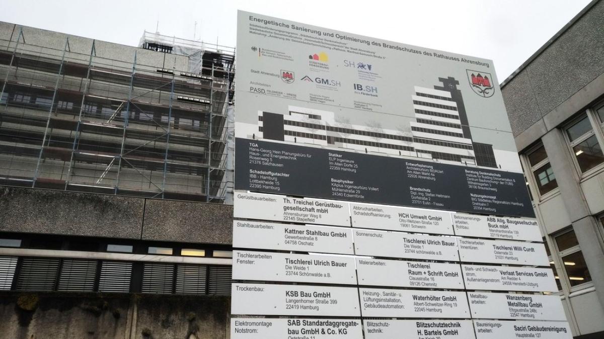 Finanzausschuss stellt Rathaus-Anbau in Ahrensburg infrage | SHZ