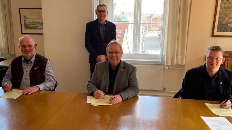 Stadt Plön und zwei Angelvereine schließen einen neuen Vertrag