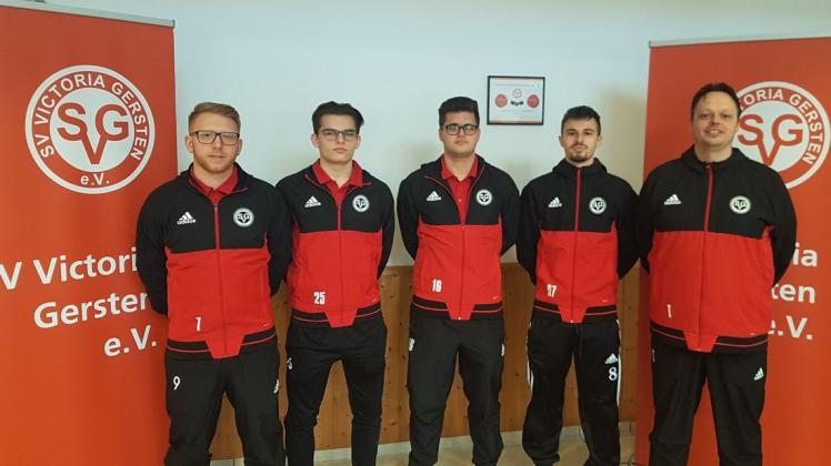 Trainer Beckmann und drei Spieler vom VfL