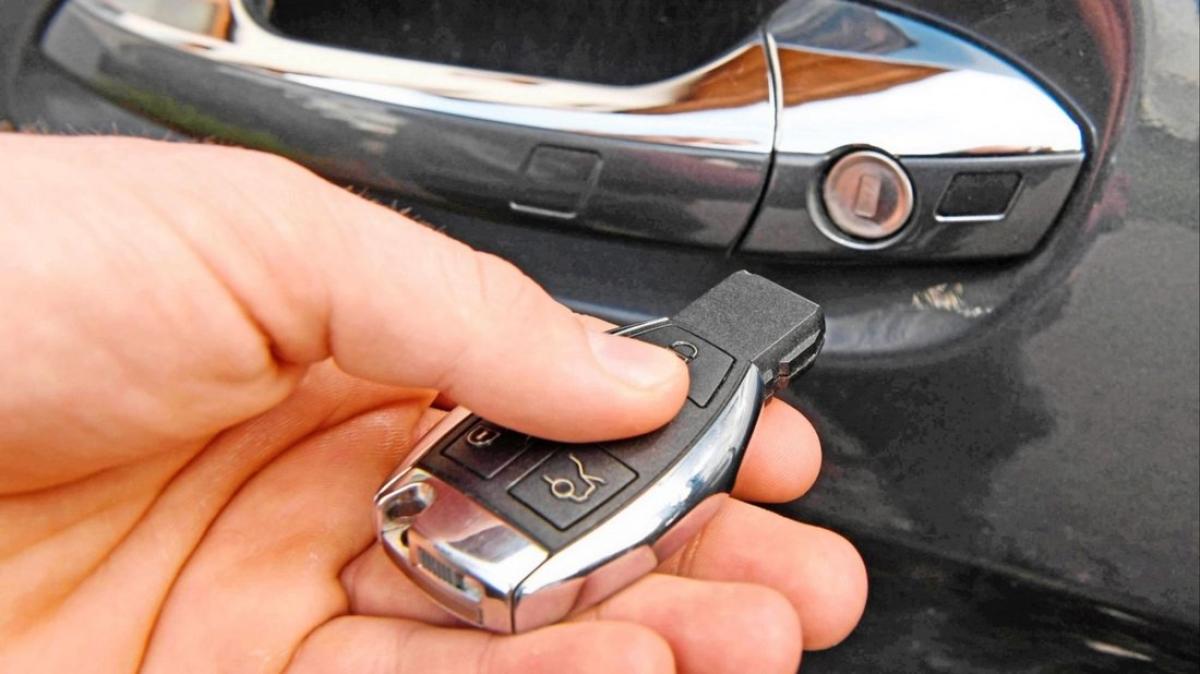 Diebstähle aus Autos auf Fußballplätzen in