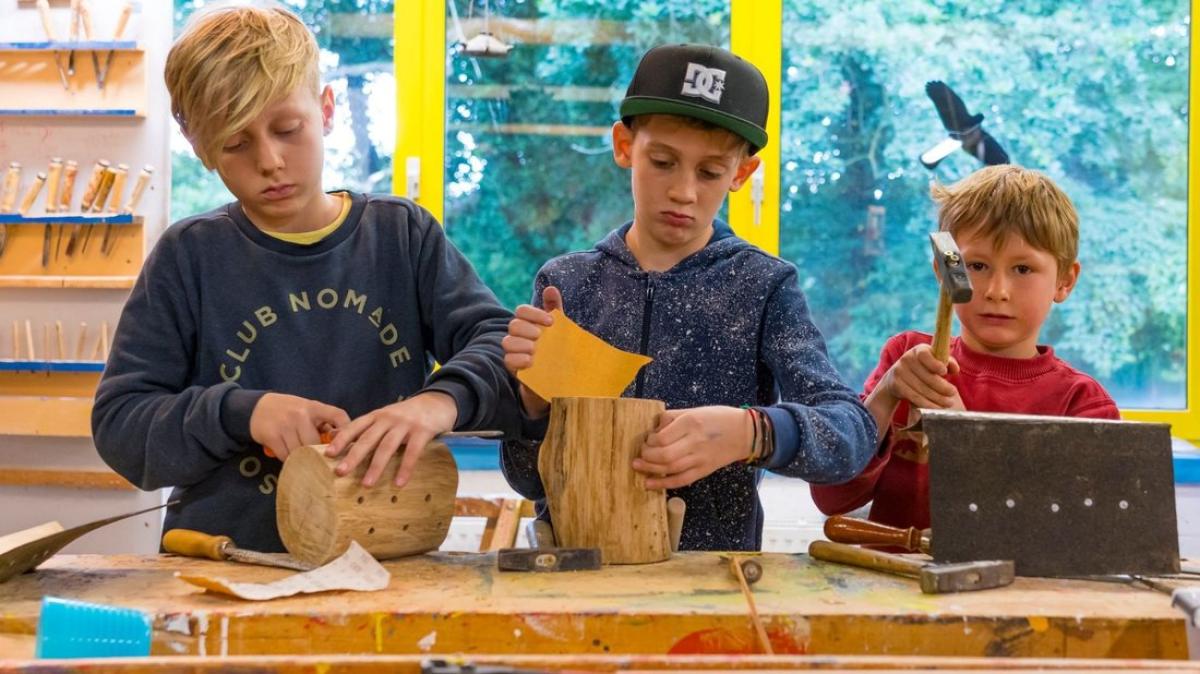 Was machen Bienen bei Regen? - Kinder bauen Insektenhotels