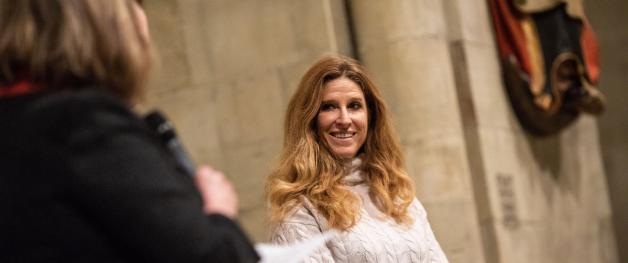 Jugendbuchautorin Ursula Poznansik holt dunkle Mächte in die