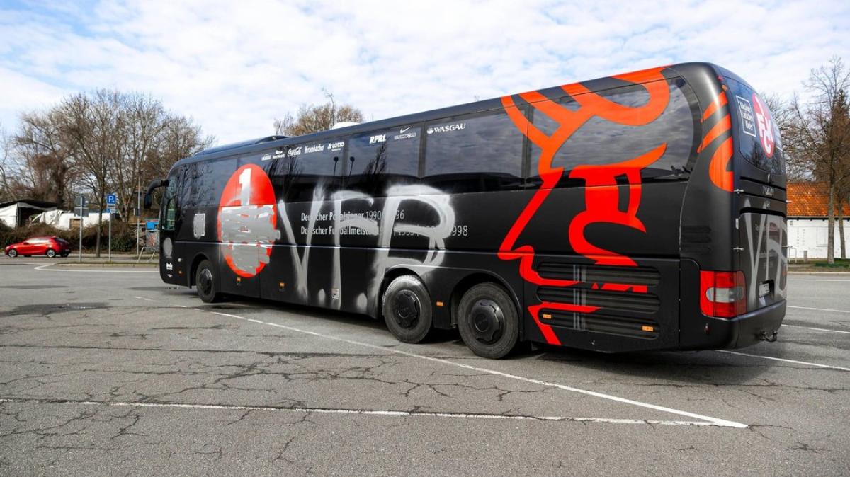 VfB-Fans zünden Feuerwerk und beschmieren FCK-BUs