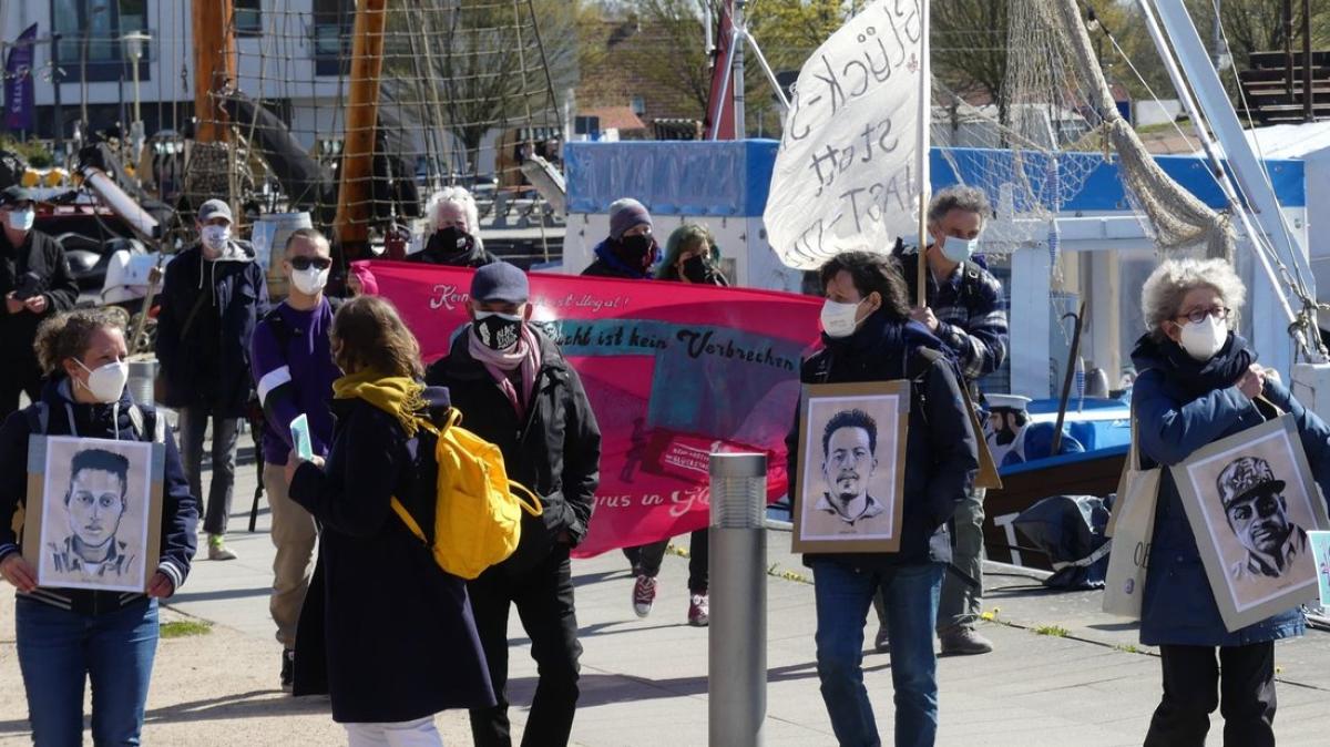 Friedlicher Protest: Demo gegen Abschiebehaft in Glückstadt