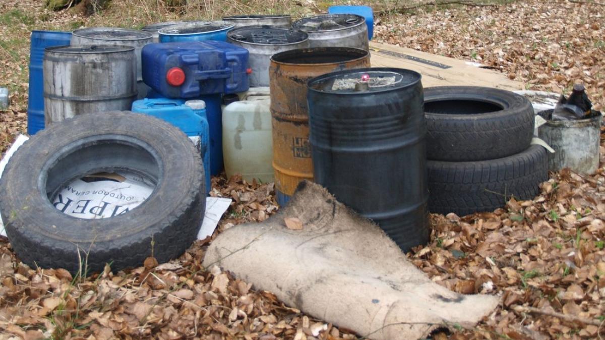 Ein Waldstück bei Meezen wurde zur illegalen Müllkippe.