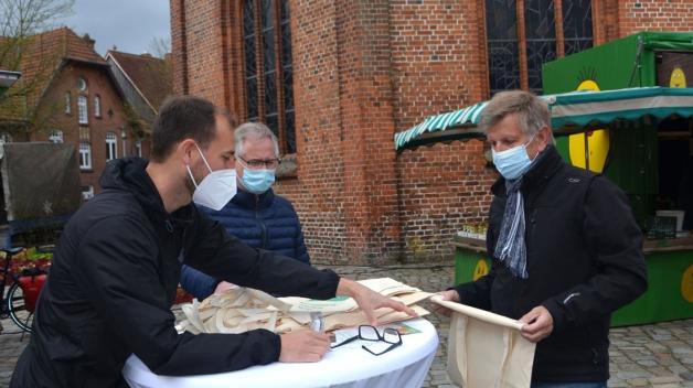 Klimamanager Sönke Hartmann begleitete Start auf dem Wochenmarkt