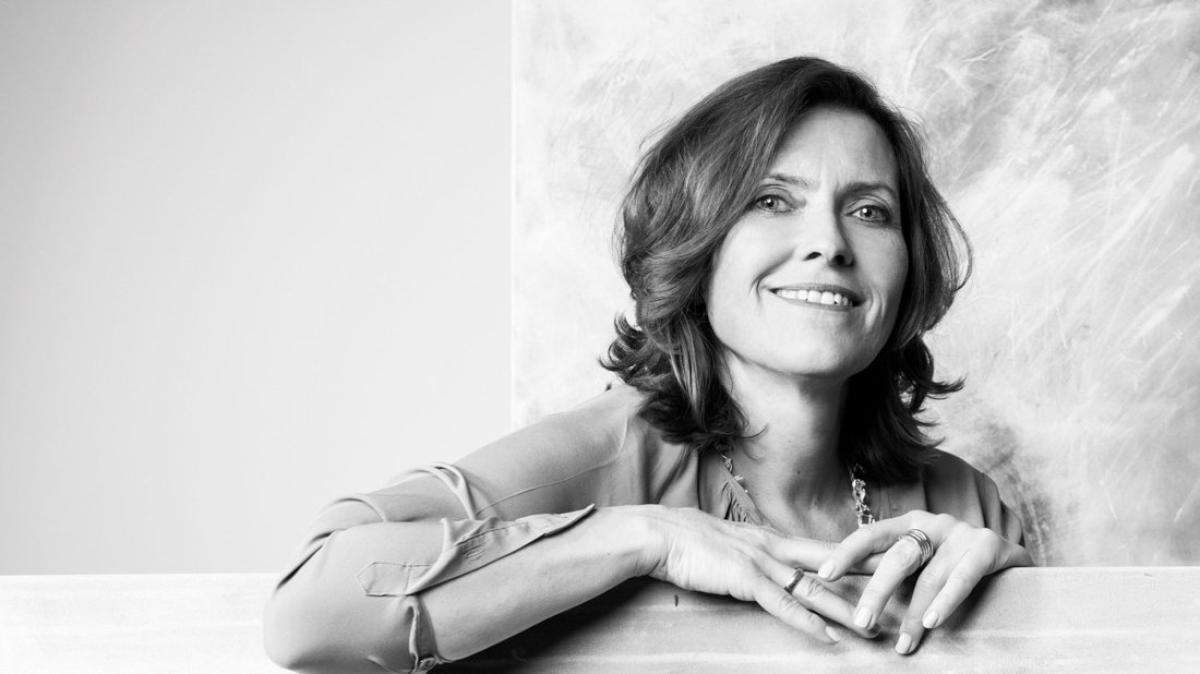 Sabine Finck zeigt Strandbilder mit Fundstücken von Sylt.