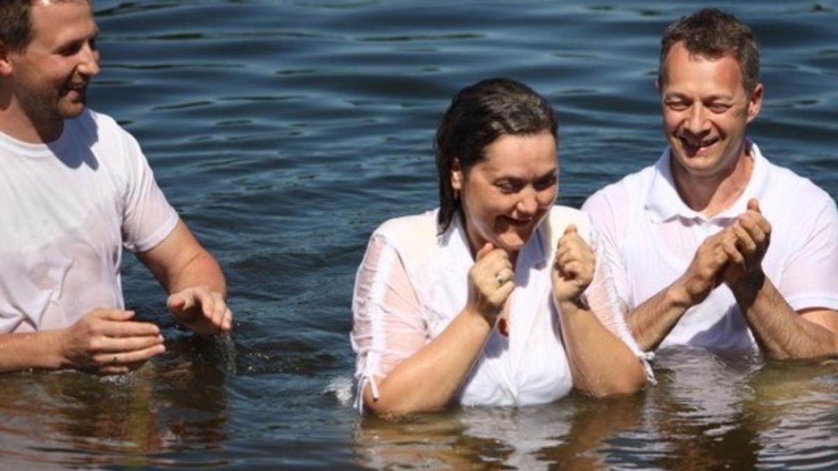 Gemeinde Neues Leben tauft zwölf Gläubige im Hasesee in Bramsche