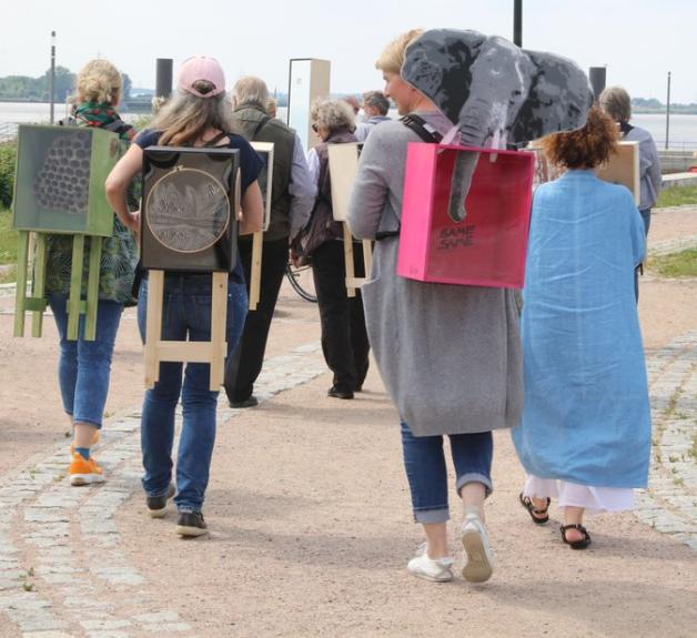 Künstler-Prozession am Wedeler Elbstrand