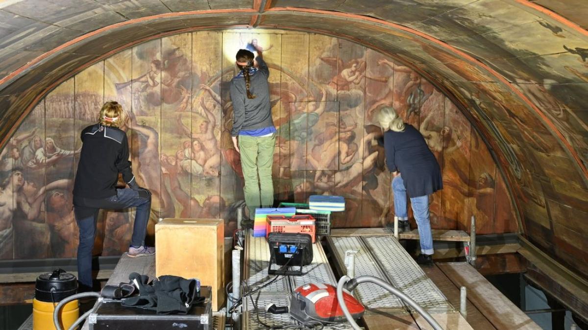 Markus Freitag und Team bringen Deckengemälde wieder zum