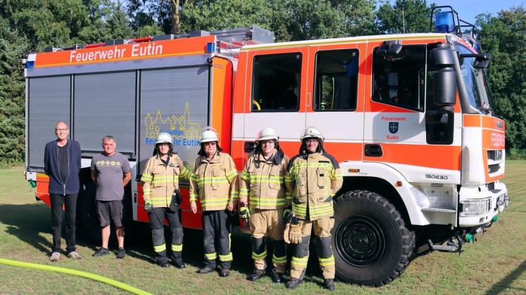 Eutiner Wehr hilft den Platzwarten mit tausenden Litern, den