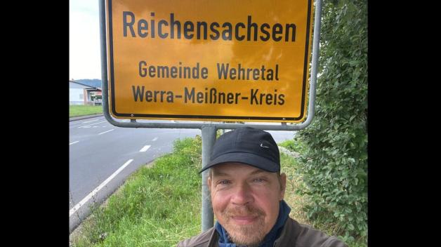 Michael Scheer wandert durch Deutschland, um Spenden zu sammeln | SHZ