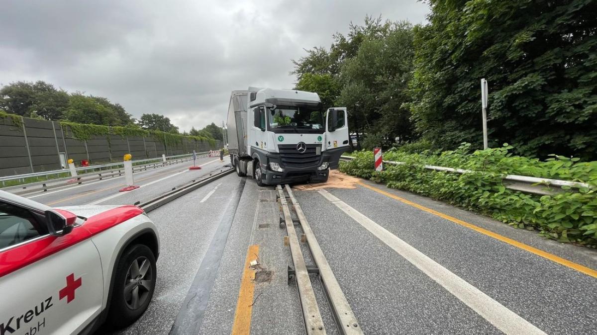 Lkw durchbricht Leitplanke – B5 in Hamburg voll gesperrt