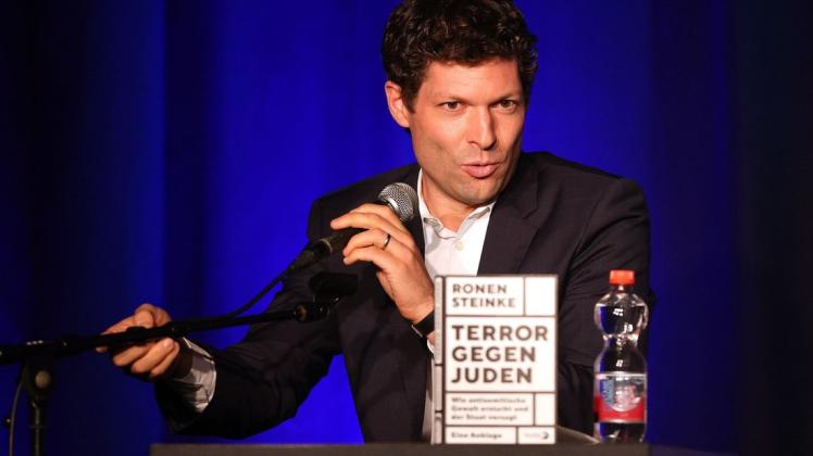 Autor Ronen Steinke im Kühlhaus in Flensburg