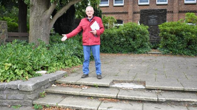 Vandalen reißen Steine beim Ehrenmal in Neumünster heraus.