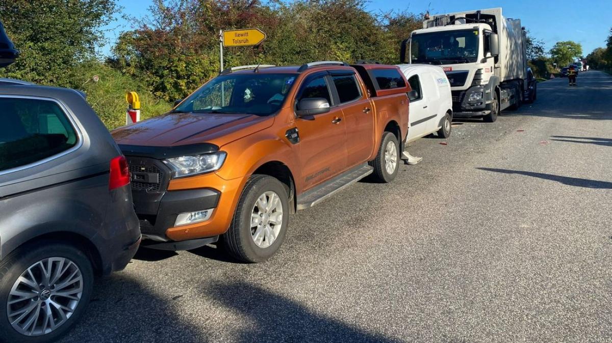 Loose: Auffahrunfall auf B203 mit fünf Fahrzeugen