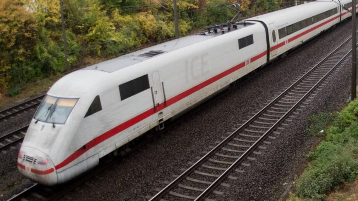 Fahrender Intercity-Express-Zug in Bohmte mit Steinen beworfen