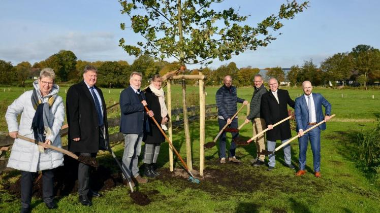Eine Eiche läutet das Ausscheiden von Hans Christian Langner ein