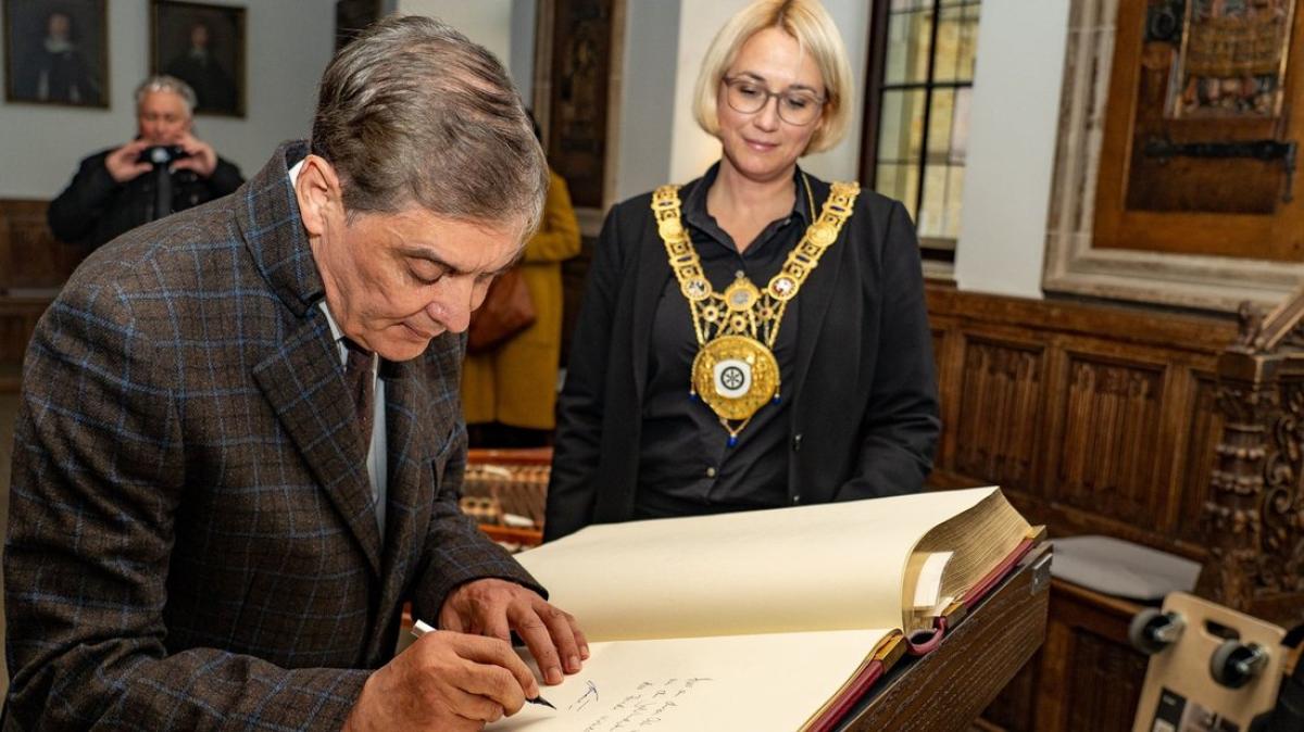 Romani Rose trägt sich ins Goldene Buch der Stadt Osnabrück ein