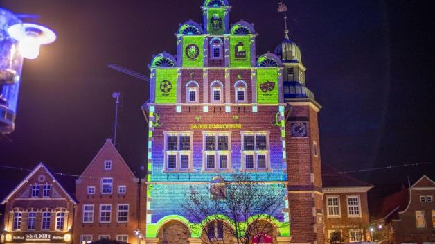 Meppen leuchtet: Rathaus-Lichtspektakel lockt Hunderte Besucher