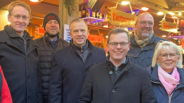 Ministerpräsident Daniel Günther besucht Husumer Weihnachtsmarkt