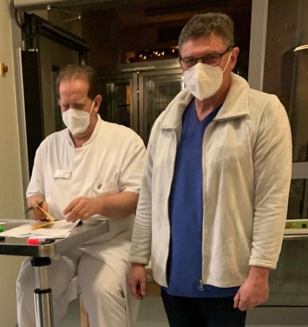 Impfen gegen Corona: Lange Schlange vor Marien-Hospital Papenburg