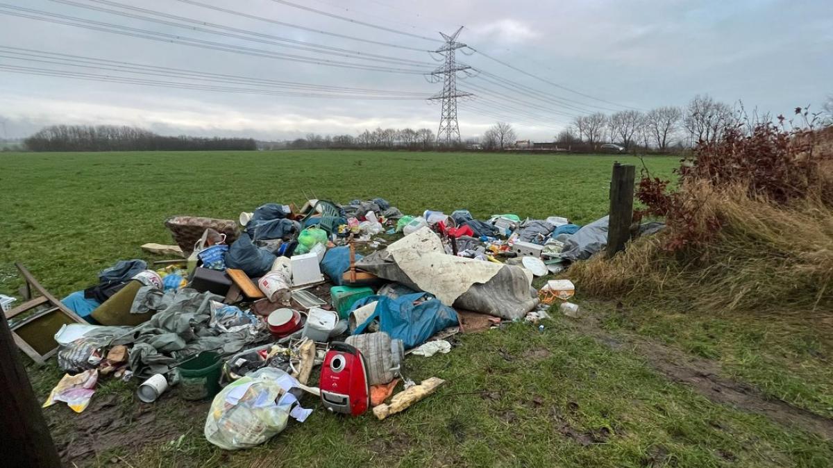 Müllfrevel in Mildstedt: Unbekannte laden Abfallberg in der