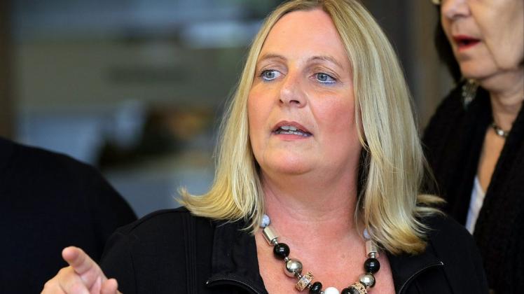 Flensburger Autorin Bendixen gibt Buch über Glücksmomente heraus.