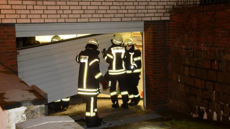 Unfall in Stemwarde: Seniorin rammt Garagentor mit VW Polo