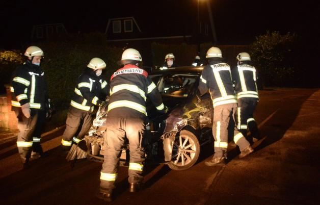 Unfall in Stemwarde: Seniorin rammt Garagentor mit VW Polo