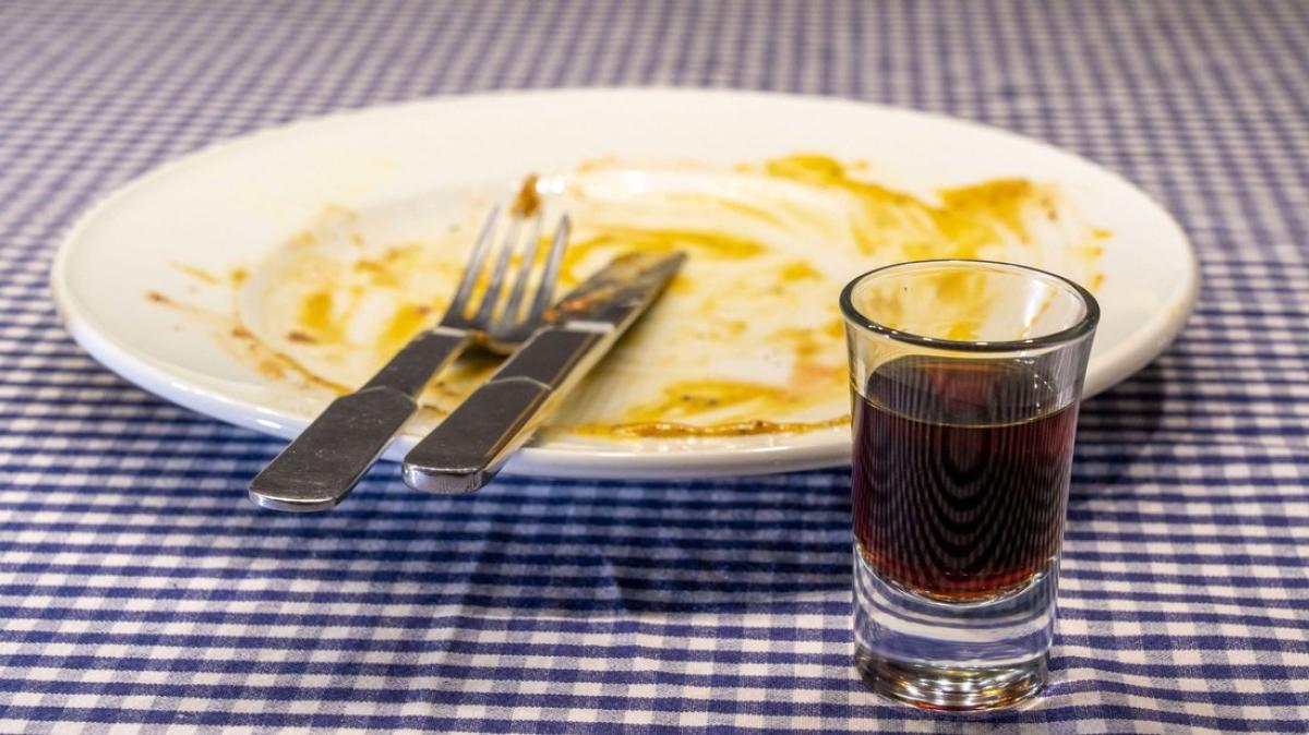 Hilft ein Verdauungsschnaps nach dem Festessen wirklich? | SHZ Hilft ein Verdauungsschnaps nach dem Festessen wirklich? | SHZ