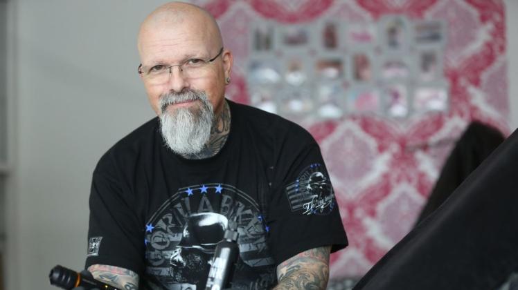 Farbverbot: Tätowierer "China" aus Lingen rät zur Geduld