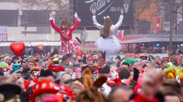 Großer Andrang beim Kölner Karneval – Jan Böhmermann übt Kritik | NOZ