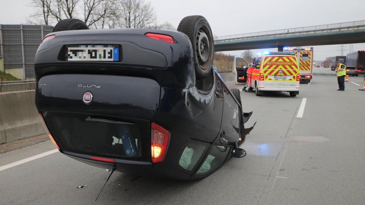 Unfall auf der A7: Auto überschlägt sich – Fahrerin wird verletzt