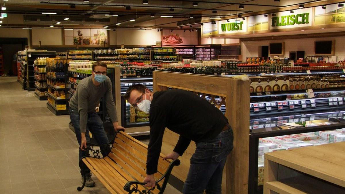 Mit Bäcker, Post und Ruhebänken: Edeka-Markt Eggert eröffnet