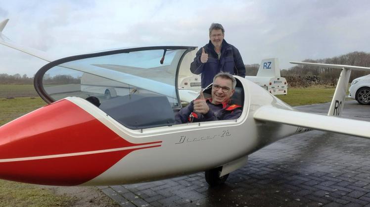 Discus 2b beim Segelflug Aukrug: Mit geknickten Flügeln schweben
