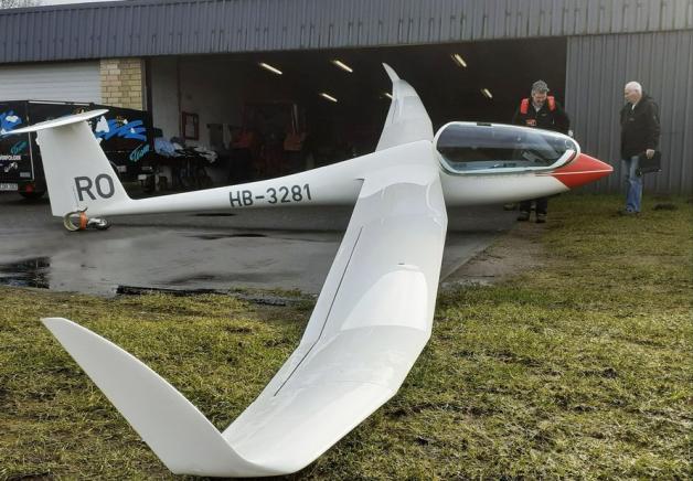 Discus 2b beim Segelflug Aukrug: Mit geknickten Flügeln schweben