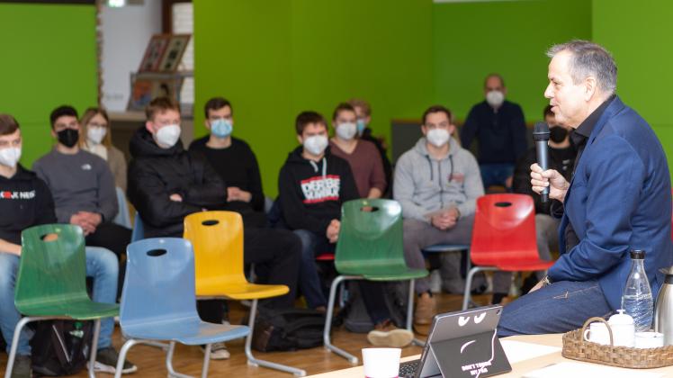 NDR-Chefredakteur Andreas Cichowicz zu Gast im Gymnasium Melle
