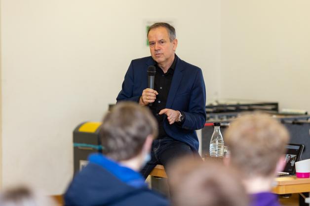 NDR-Chefredakteur Andreas Cichowicz zu Gast im Gymnasium Melle
